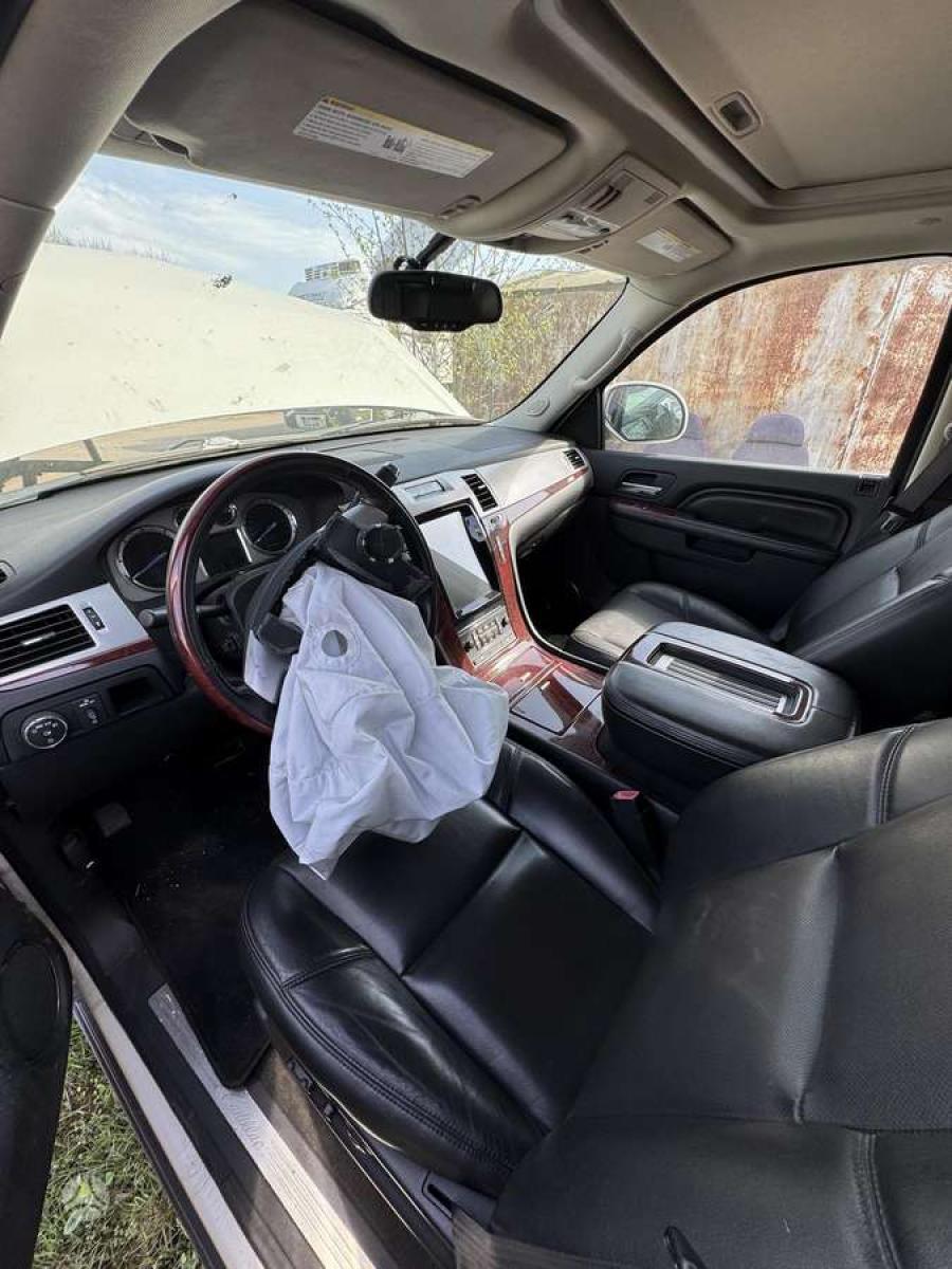 White Cadillac Escalade 2013 in Kaunas, with an engine capacity of 6.20 L and mileage of 250 thousand km for 9680 €, photo 5 on AUTOMOTO.COM.LV