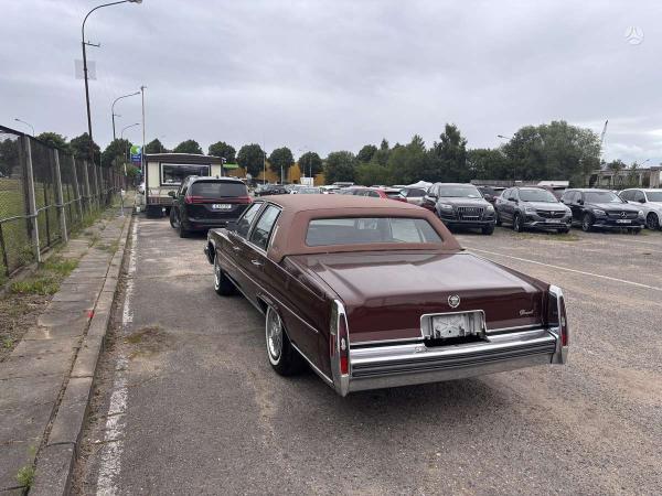Brūns Cadillac Fleetwood 1978 Klaipėda, ar dzinēja tilpumu 7.00 L un nobraukumu 121 tūkst. km par 12500 €, foto 6 vietnē AUTOMOTO.COM.LV