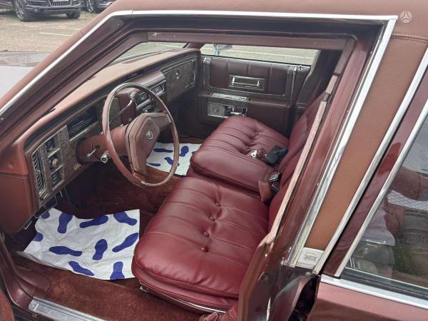 Brūns Cadillac Fleetwood 1978 Klaipėda, ar dzinēja tilpumu 7.00 L un nobraukumu 121 tūkst. km par 12500 €, foto 9 vietnē AUTOMOTO.COM.LV
