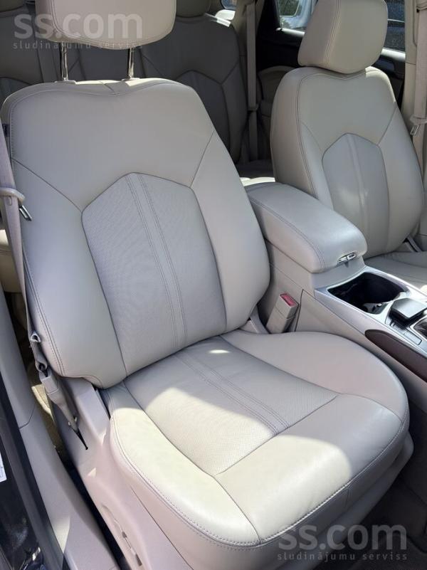 Black Cadillac SRX 2013 in Riga, with an engine capacity of 3.00 L and mileage of 137 thousand km for 9990 €, photo 5 on AUTOMOTO.COM.LV