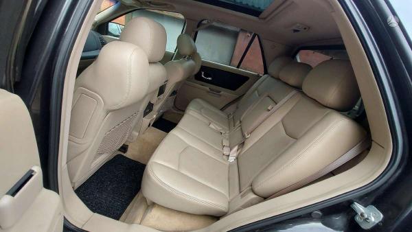 Black Cadillac SRX 2005 in Ukmerge, with an engine capacity of 3.56 L and mileage of 253 thousand km for 3950 €, photo 11 on AUTOMOTO.COM.LV