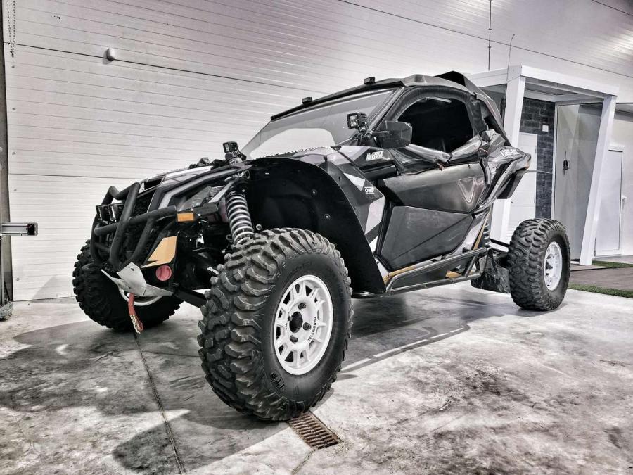 Black Can-Am Maverick 2017 in Klaipeda, with an engine capacity of 0.90 L and mileage of 9 thousand km for 25900 €, photo 1 on AUTOMOTO.COM.LV
