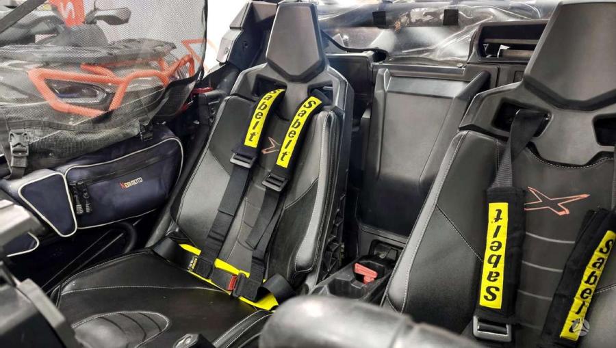 Black Can-Am Maverick 2019 in Taurage, with an engine capacity of 0.90 L and mileage of 5 thousand km for 18500 €, photo 12 on AUTOMOTO.COM.LV