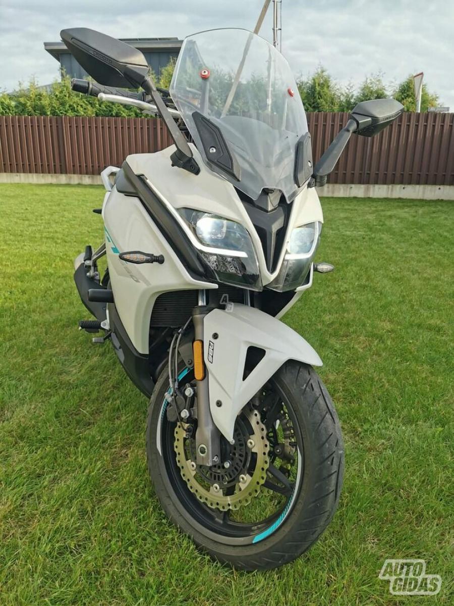 White CFMOTO 650 GT 2021 in Ukmerge, with an engine capacity of 0.65 L and mileage of 10 thousand km for 2500 €, photo 4 on AUTOMOTO.COM.LV
