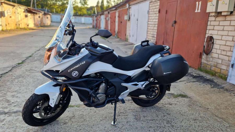 White CFMOTO 650 MT 2020 in Visaginas, with an engine capacity of 0.65 L and mileage of 23 thousand km for 3990 €, photo 3 on AUTOMOTO.COM.LV