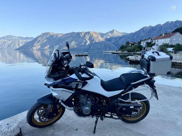 CFMOTO 800 Explore 2024 Viļņa vietnē Balts CFMOTO 800 Explore 2024 Viļņa, ar dzinēja tilpumu 0.80 L un nobraukumu 10 tūkst. km par 7500 €, foto 1 vietnē AUTOMOTO.COM.LV