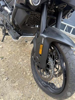 CFMOTO 800 MT 2025 Tauragė, ar dzinēja tilpumu 0.80 L un nobraukumu 5 tūkst. km par 3300 €, foto 4 vietnē AUTOMOTO.COM.LV