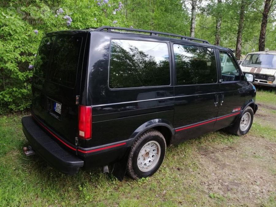 Black Chevrolet Astro 1991 in Riga, with an engine capacity of 4.30 L and mileage of 300 thousand km for 2000 €, photo 2 on AUTOMOTO.COM.LV