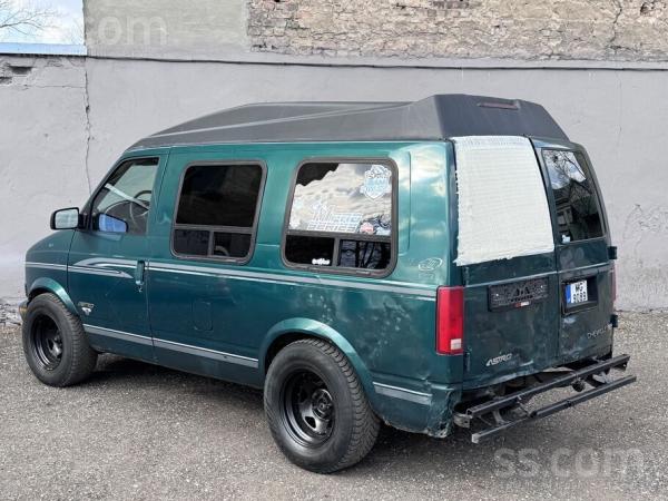 Green Chevrolet Astro 1998 in Riga, with an engine capacity of 4.30 L and mileage of 330 thousand km for 1550 €, photo 4 on AUTOMOTO.COM.LV
