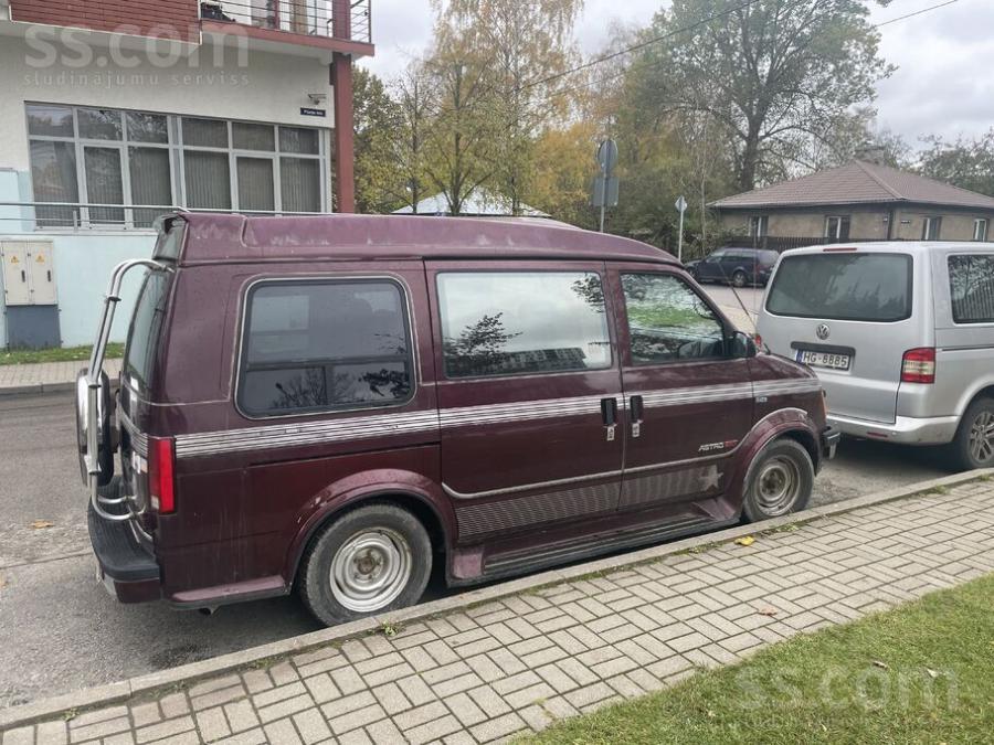 Sarkans Chevrolet Astro 1992 Rīga, ar dzinēja tilpumu 4.30 L un nobraukumu 232 tūkst. km par 3500 €, foto 3 vietnē AUTOMOTO.COM.LV