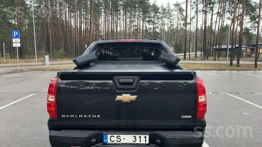 Black Chevrolet Avalanche 2007 in Riga, with an engine capacity of 5.30 L and mileage of 214 thousand km for 9700 €, photo 11 on AUTOMOTO.COM.LV