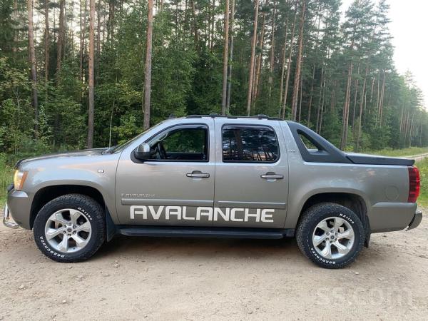 Pelēks Chevrolet Avalanche 2006 Rīga, ar dzinēja tilpumu 5.30 L un nobraukumu 365 tūkst. km par 10700 €, foto 3 vietnē AUTOMOTO.COM.LV