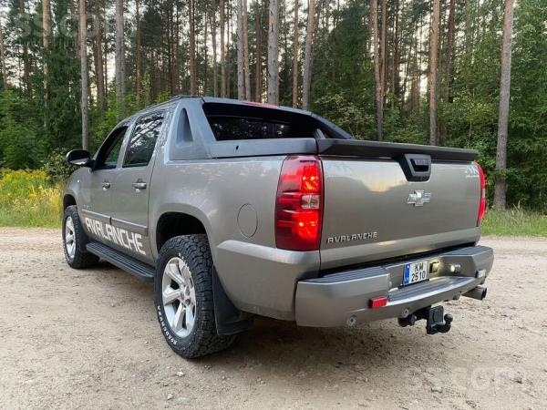 Pelēks Chevrolet Avalanche 2006 Rīga, ar dzinēja tilpumu 5.30 L un nobraukumu 365 tūkst. km par 10700 €, foto 4 vietnē AUTOMOTO.COM.LV