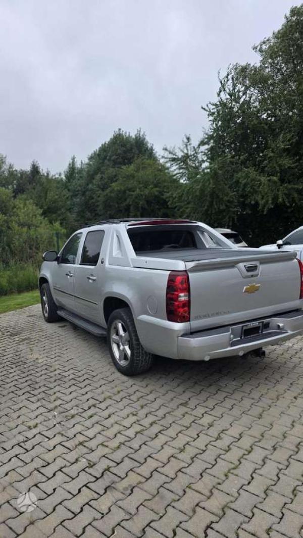 Grey Chevrolet Avalanche 2013 in Klaipeda, with an engine capacity of 5.30 L and mileage of 370 thousand km for 10495 €, photo 6 on AUTOMOTO.COM.LV
