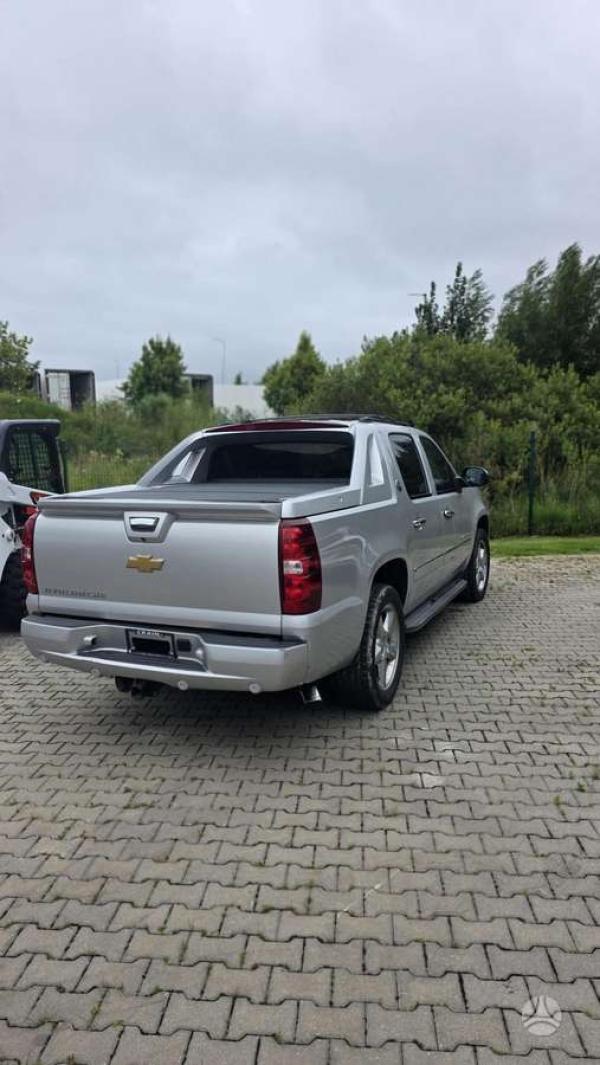 Grey Chevrolet Avalanche 2013 in Klaipeda, with an engine capacity of 5.30 L and mileage of 370 thousand km for 10495 €, photo 7 on AUTOMOTO.COM.LV