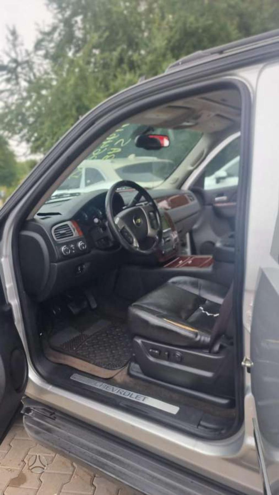 Pelēks Chevrolet Avalanche 2013 Klaipėda, ar dzinēja tilpumu 5.30 L un nobraukumu 370 tūkst. km par 9900 €, foto 10 vietnē AUTOMOTO.COM.LV