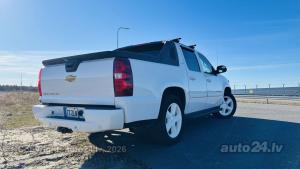 Balts Chevrolet Avalanche 2007 Tallina, ar dzinēja tilpumu 5.30 L un nobraukumu 228 tūkst. km par 22000 €, foto  vietnē AUTOMOTO.COM.LV