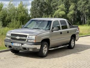 Yellow Chevrolet Avalanche 2003 in Riga, with an engine capacity of 5.30 L and mileage of 370 thousand km for 5300 €, photo  on AUTOMOTO.COM.LV