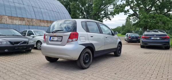 Pelēks Chevrolet Aveo 2005 Valmiera, ar dzinēja tilpumu 1.40 L un nobraukumu 167 tūkst. km par 850 €, foto 3 vietnē AUTOMOTO.COM.LV
