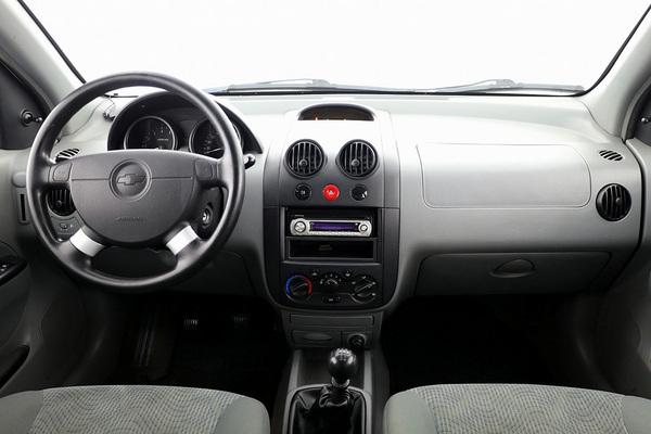 Chevrolet Aveo 2005 in Tallinn on AUTOMOTO.COM.LV Grey Chevrolet Aveo 2005 in Tallinn, with an engine capacity of 1.40 L and mileage of 124 thousand km for 699 €, photo 6 on AUTOMOTO.COM.LV
