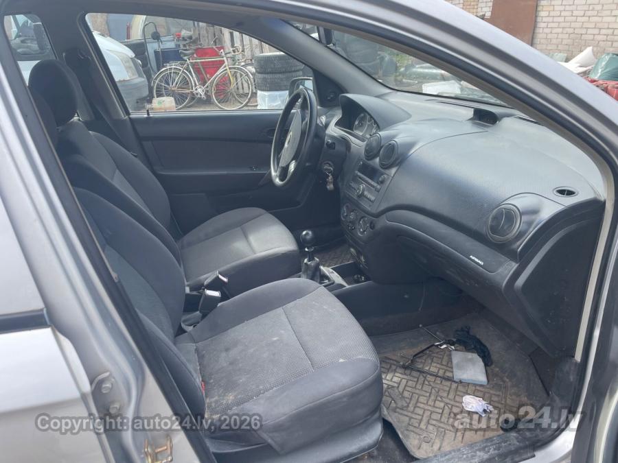Pelēks Chevrolet Aveo 2007 Tartu, ar dzinēja tilpumu 1.40 L un nobraukumu 130 tūkst. km par 400 €, foto 5 vietnē AUTOMOTO.COM.LV