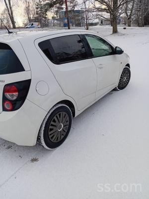 White Chevrolet Aveo 2012 in Valmiera, with an engine capacity of 1.30 L and mileage of 292 thousand km for 1400 €, photo 4 on AUTOMOTO.COM.LV