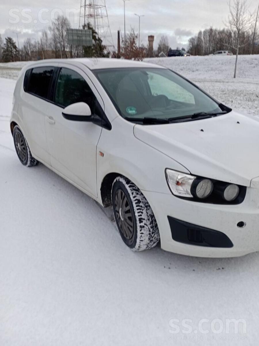 White Chevrolet Aveo 2012 in Valmiera, with an engine capacity of 1.30 L and mileage of 292 thousand km for 1400 €, photo 6 on AUTOMOTO.COM.LV