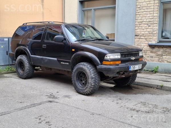 Melns Chevrolet Blazer 1998 Rīga, ar dzinēja tilpumu 4.30 L un nobraukumu 280 tūkst. km par 2000 €, foto 1 vietnē AUTOMOTO.COM.LV