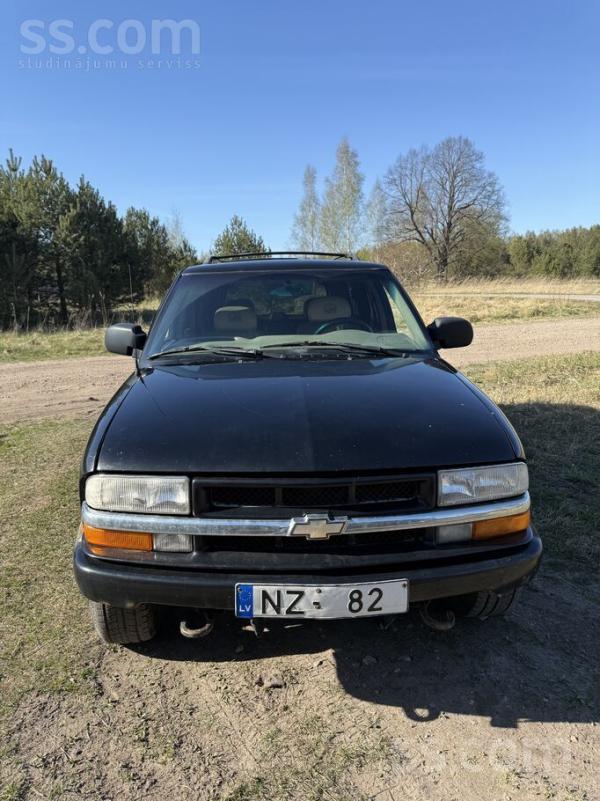 Black Chevrolet Blazer 2000 in Riga, with an engine capacity of 4.30 L and mileage of 230 thousand km for 2000 €, photo 1 on AUTOMOTO.COM.LV