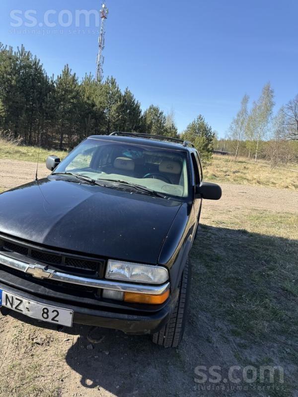 Black Chevrolet Blazer 2000 in Riga, with an engine capacity of 4.30 L and mileage of 230 thousand km for 2000 €, photo 2 on AUTOMOTO.COM.LV