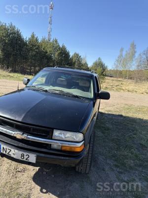Black Chevrolet Blazer 2000 in Riga, with an engine capacity of 4.30 L and mileage of 230 thousand km for 2000 €, photo 3 on AUTOMOTO.COM.LV