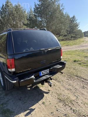 Black Chevrolet Blazer 2000 in Riga, with an engine capacity of 4.30 L and mileage of 230 thousand km for 2000 €, photo 4 on AUTOMOTO.COM.LV