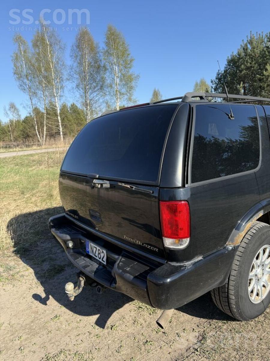 Black Chevrolet Blazer 2000 in Riga, with an engine capacity of 4.30 L and mileage of 230 thousand km for 2000 €, photo 5 on AUTOMOTO.COM.LV