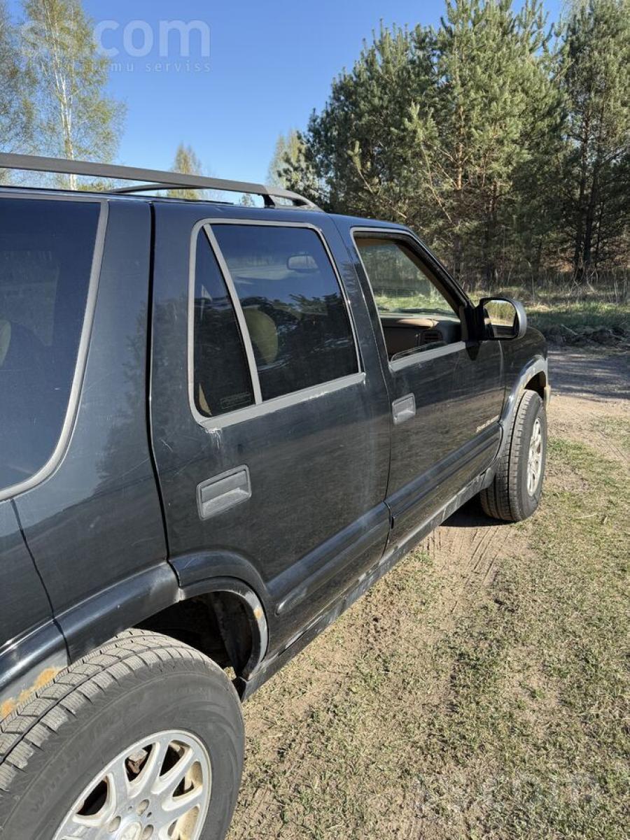 Black Chevrolet Blazer 2000 in Riga, with an engine capacity of 4.30 L and mileage of 230 thousand km for 2000 €, photo 6 on AUTOMOTO.COM.LV