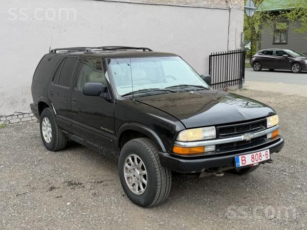 Black Chevrolet Blazer 2000 in Riga, with an engine capacity of 4.30 L and mileage of 231 thousand km for 1990 €, photo 1 on AUTOMOTO.COM.LV