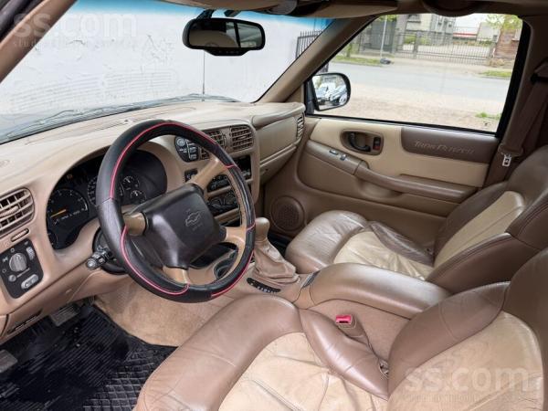Black Chevrolet Blazer 2000 in Riga, with an engine capacity of 4.30 L and mileage of 231 thousand km for 1990 €, photo 6 on AUTOMOTO.COM.LV