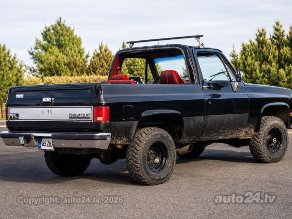 Melns Chevrolet Blazer 1990 Tallina, ar dzinēja tilpumu 5.70 L un nobraukumu 0 tūkst. km par 8900 €, foto 1 vietnē AUTOMOTO.COM.LV