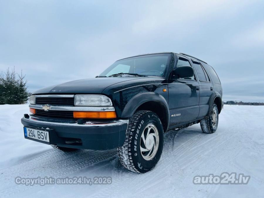 Melns Chevrolet Blazer 2001 Tallina, ar dzinēja tilpumu 4.30 L un nobraukumu 247 tūkst. km par 5000 €, foto 2 vietnē AUTOMOTO.COM.LV