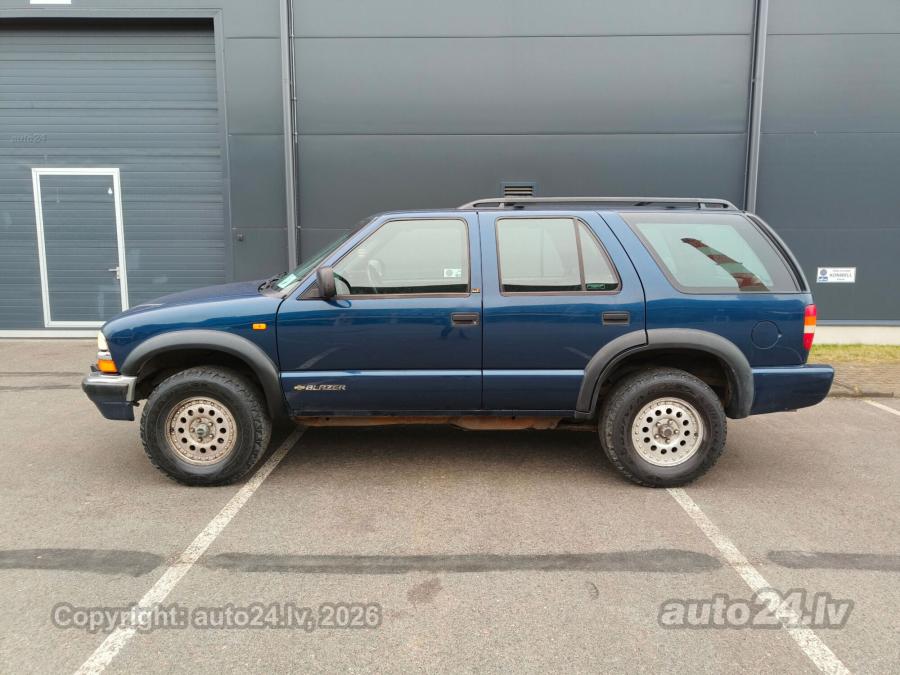 Zils Chevrolet Blazer 2002 Tallina, ar dzinēja tilpumu 4.30 L un nobraukumu 305 tūkst. km par 3490 €, foto 6 vietnē AUTOMOTO.COM.LV