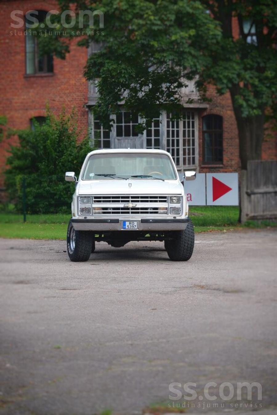 White Chevrolet Blazer 1985 in Liepaja, with an engine capacity of 6.20 L and mileage of 77 thousand km for 7300 €, photo 4 on AUTOMOTO.COM.LV