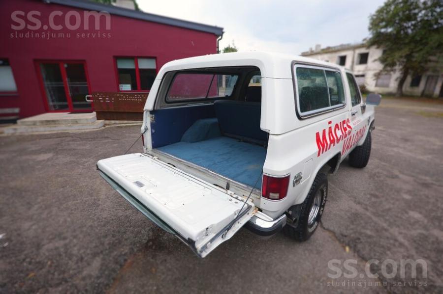 White Chevrolet Blazer 1985 in Liepaja, with an engine capacity of 6.20 L and mileage of 77 thousand km for 7300 €, photo 14 on AUTOMOTO.COM.LV
