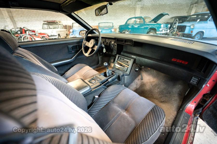 Melns Chevrolet Camaro 1984 Tallina, ar dzinēja tilpumu 5.00 L un nobraukumu 0 tūkst. km par 7900 €, foto 17 vietnē AUTOMOTO.COM.LV