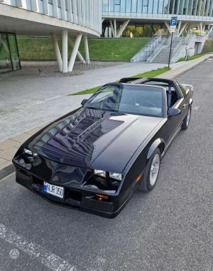 Melns Chevrolet Camaro 1985 Viļņa, ar dzinēja tilpumu 5.00 L un nobraukumu 137 tūkst. km par 8499 €, foto  vietnē AUTOMOTO.COM.LV