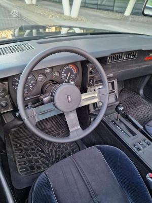 Melns Chevrolet Camaro 1985 Viļņa, ar dzinēja tilpumu 5.00 L un nobraukumu 137 tūkst. km par 8499 €, foto 11 vietnē AUTOMOTO.COM.LV