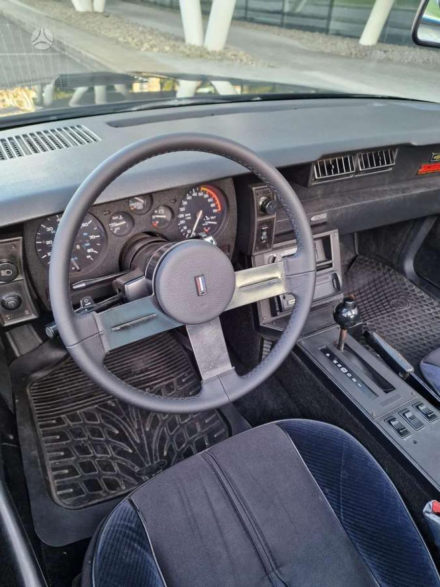 Melns Chevrolet Camaro 1985 Viļņa, ar dzinēja tilpumu 5.00 L un nobraukumu 137 tūkst. km par 8499 €, foto 11 vietnē AUTOMOTO.COM.LV