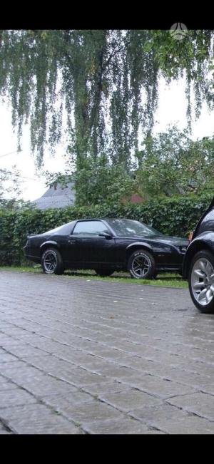 Black Chevrolet Camaro 1985 in Vilnius, with an engine capacity of 5.00 L and mileage of 200 thousand km for 3555 €, photo  on AUTOMOTO.COM.LV