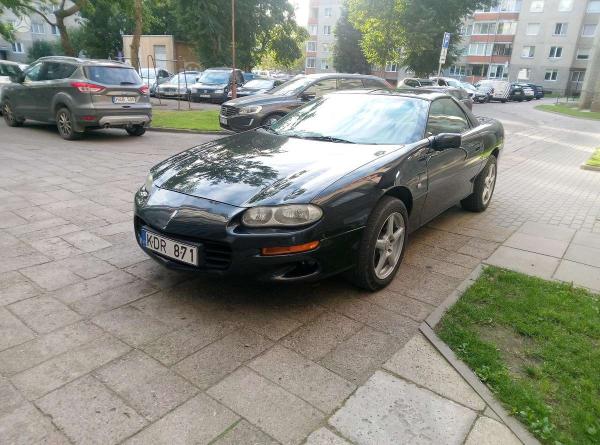 Melns Chevrolet Camaro 1999 Šauļi, ar dzinēja tilpumu 3.80 L un nobraukumu 220 tūkst. km par 4000 €, foto 3 vietnē AUTOMOTO.COM.LV