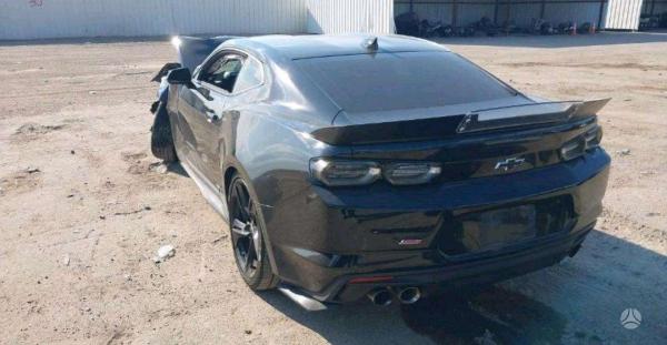 Black Chevrolet Camaro 2019 in Kaunas, with an engine capacity of 6.20 L and mileage of 57 thousand km for 10900 €, photo 1 on AUTOMOTO.COM.LV