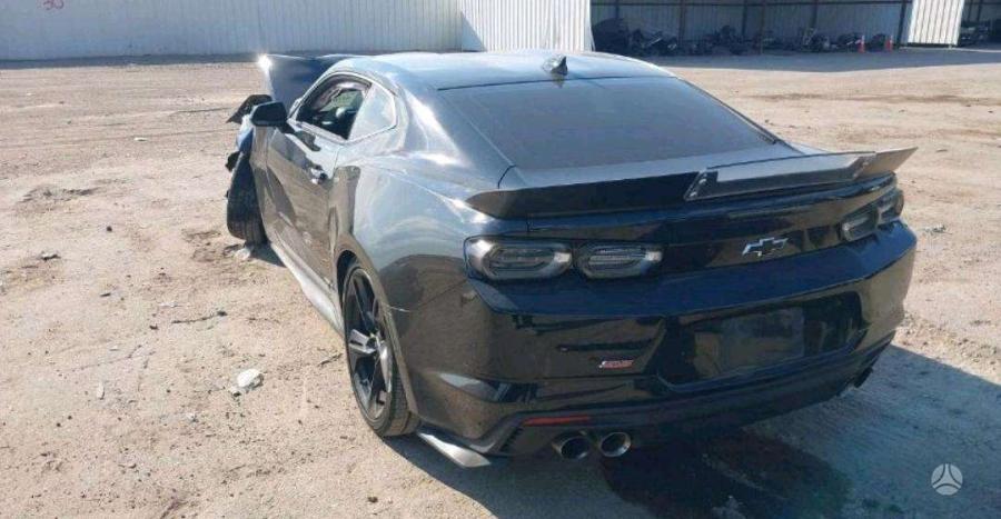 Black Chevrolet Camaro 2019 in Kaunas, with an engine capacity of 6.20 L and mileage of 57 thousand km for 10900 €, photo 1 on AUTOMOTO.COM.LV