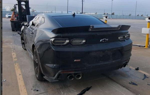 Black Chevrolet Camaro 2019 in Kaunas, with an engine capacity of 6.20 L and mileage of 57 thousand km for 10900 €, photo 3 on AUTOMOTO.COM.LV